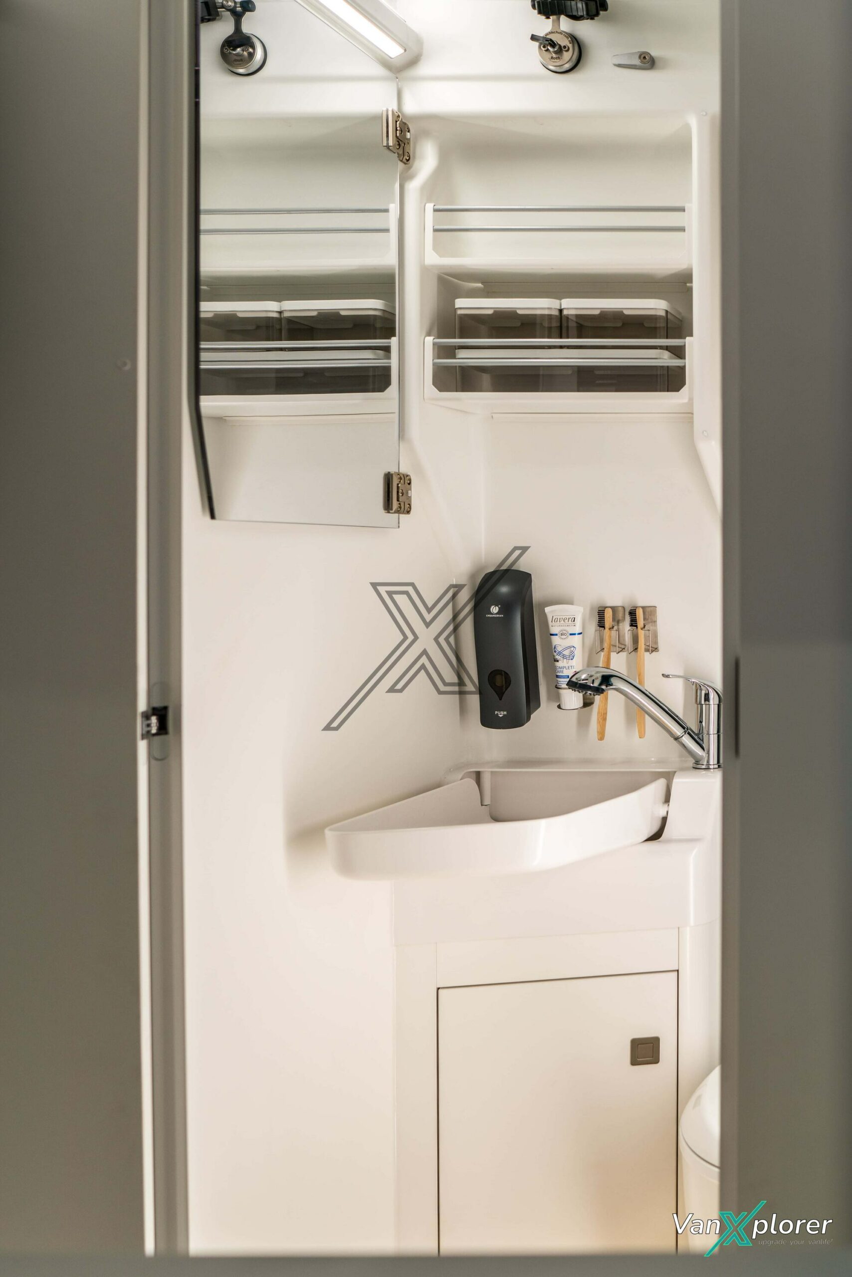 PROJECT BENCHMARK - vanXplorer